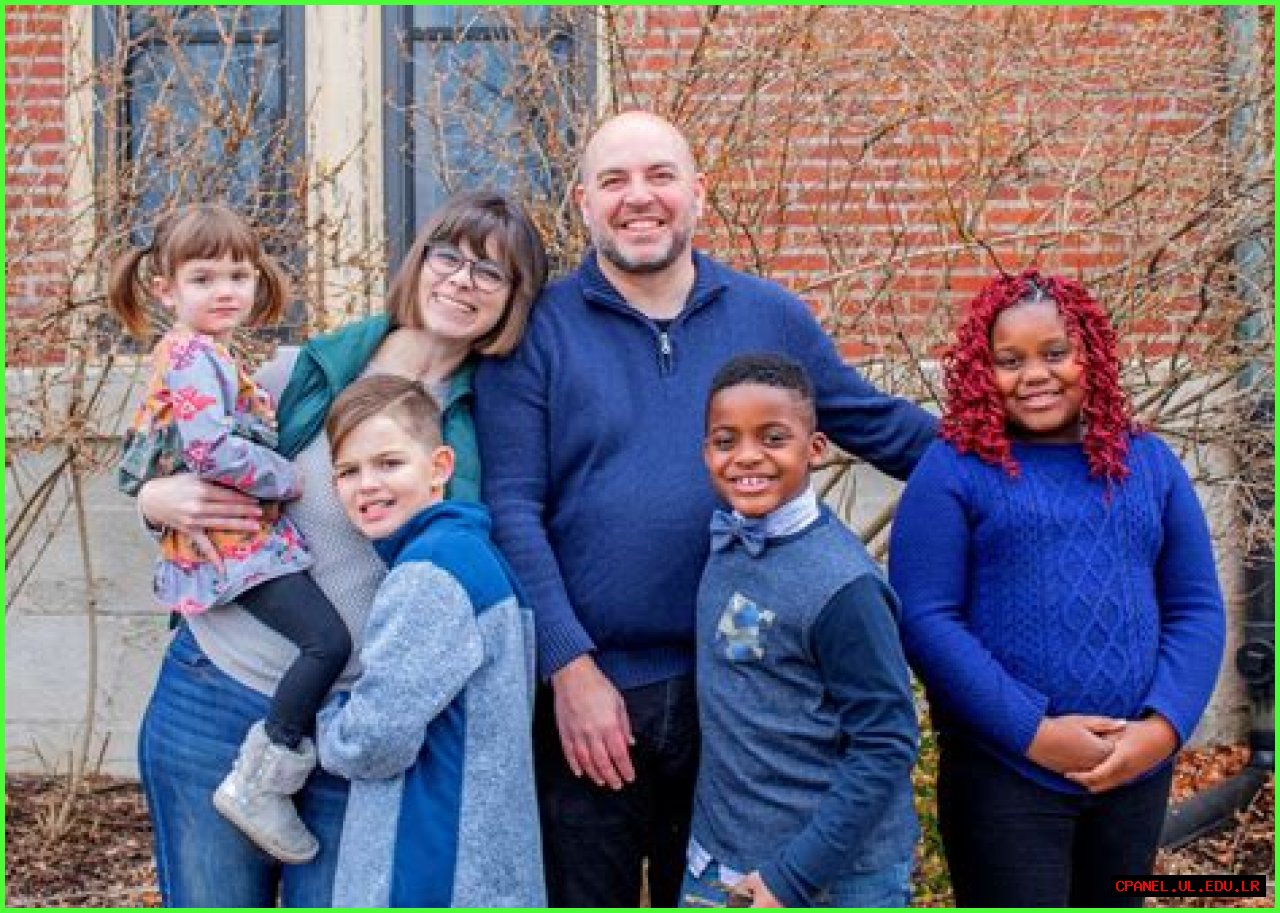 Kelly Cass and husband Chris Bee happily married as they live as family ...